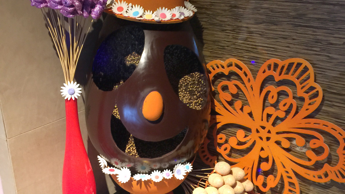 EMIRATES: Does Easter hot, cross, buns - 2PAXfly - Travel News, Airline ...