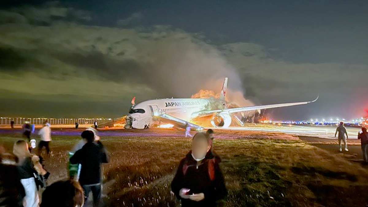 DISASTER: Japan Airlines A350 crash with Dash 8 at Haneda Airport ...