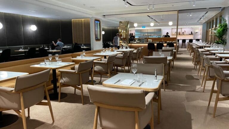 QANTAS: Singapore First Lounge - WOW! First impressions - 2PAXfly ...